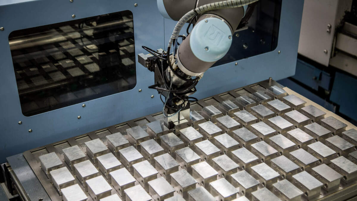 Quality inspection Collaborating robots | Cobots from UR