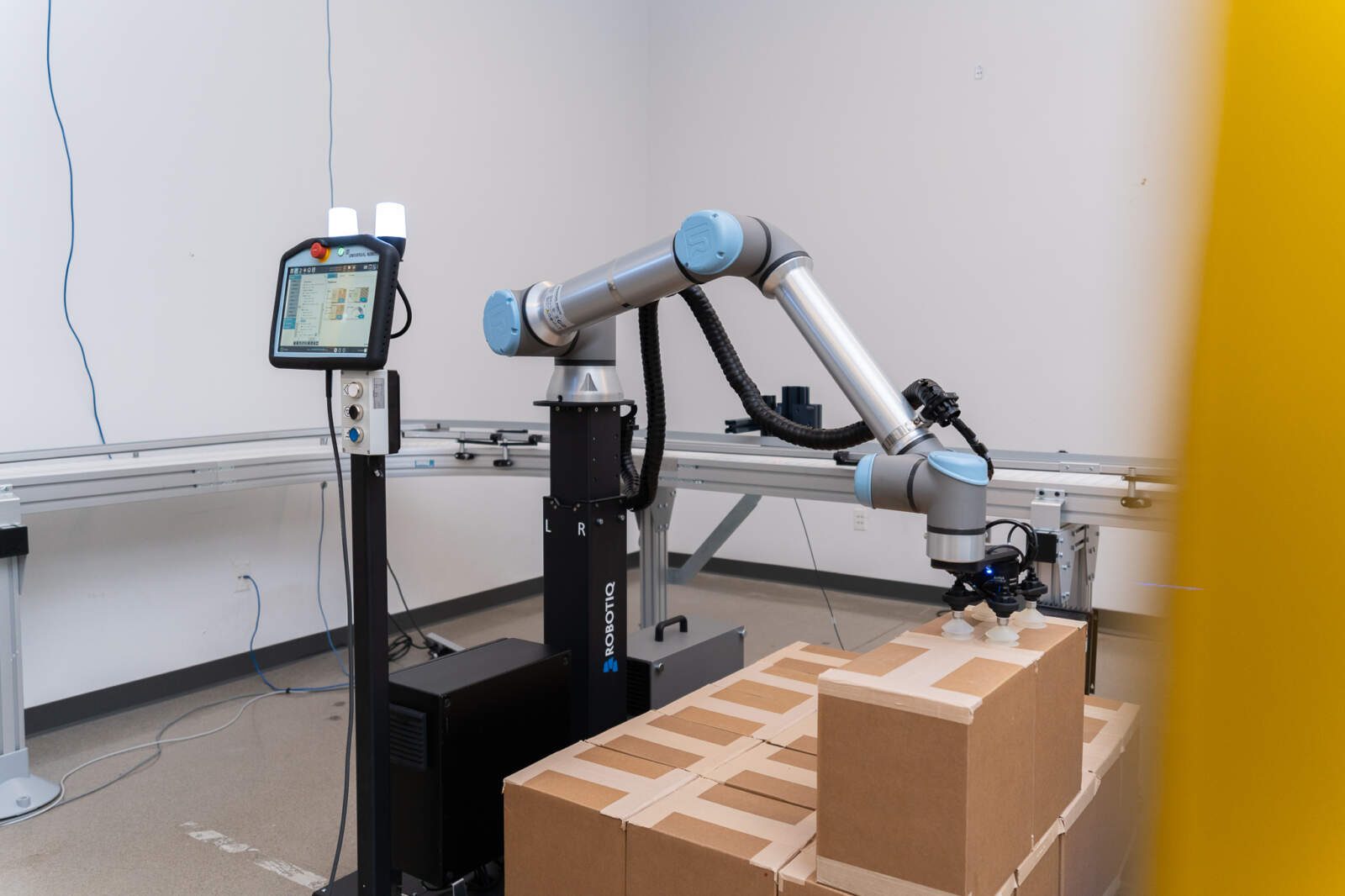 PE Palletizer | Palletizing simply automated with cobots