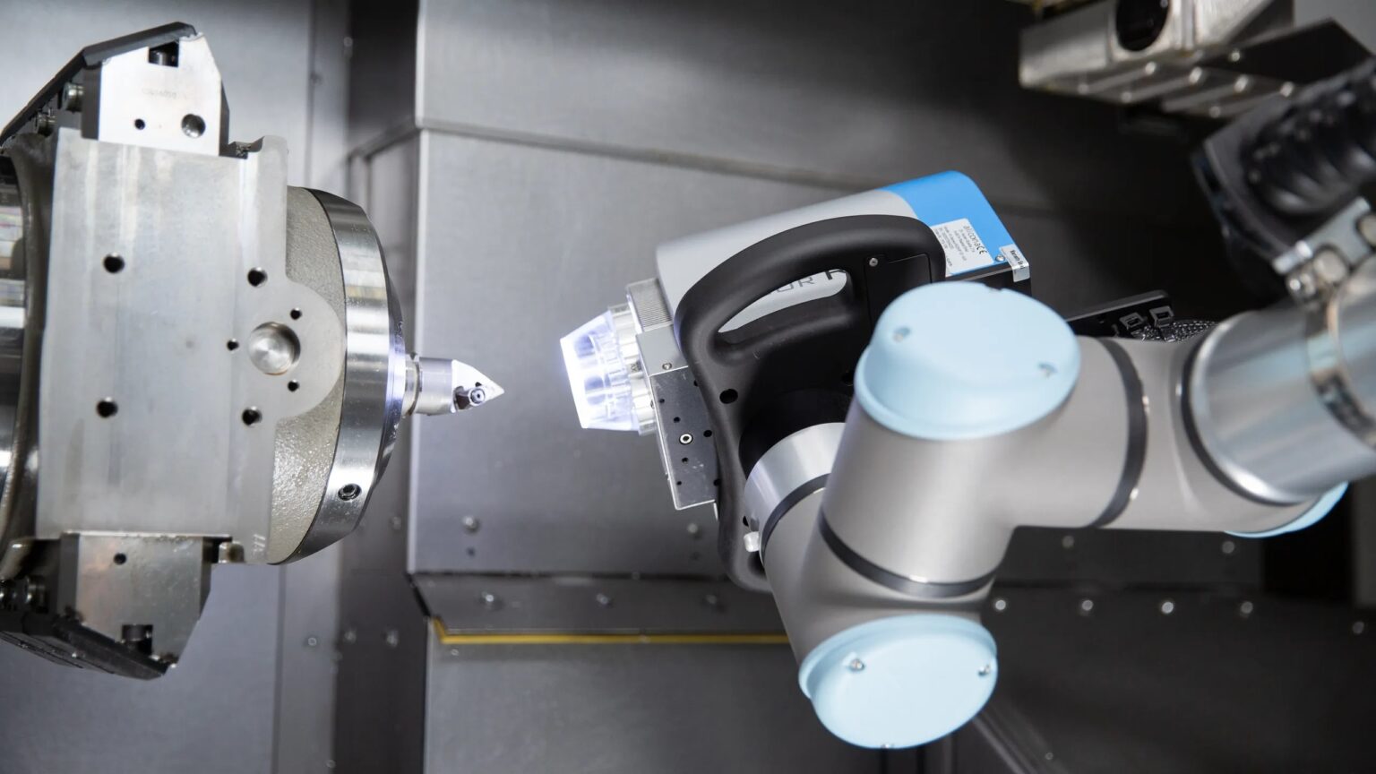 Universal Robots UR20 | Cobot with high payload capacity and range